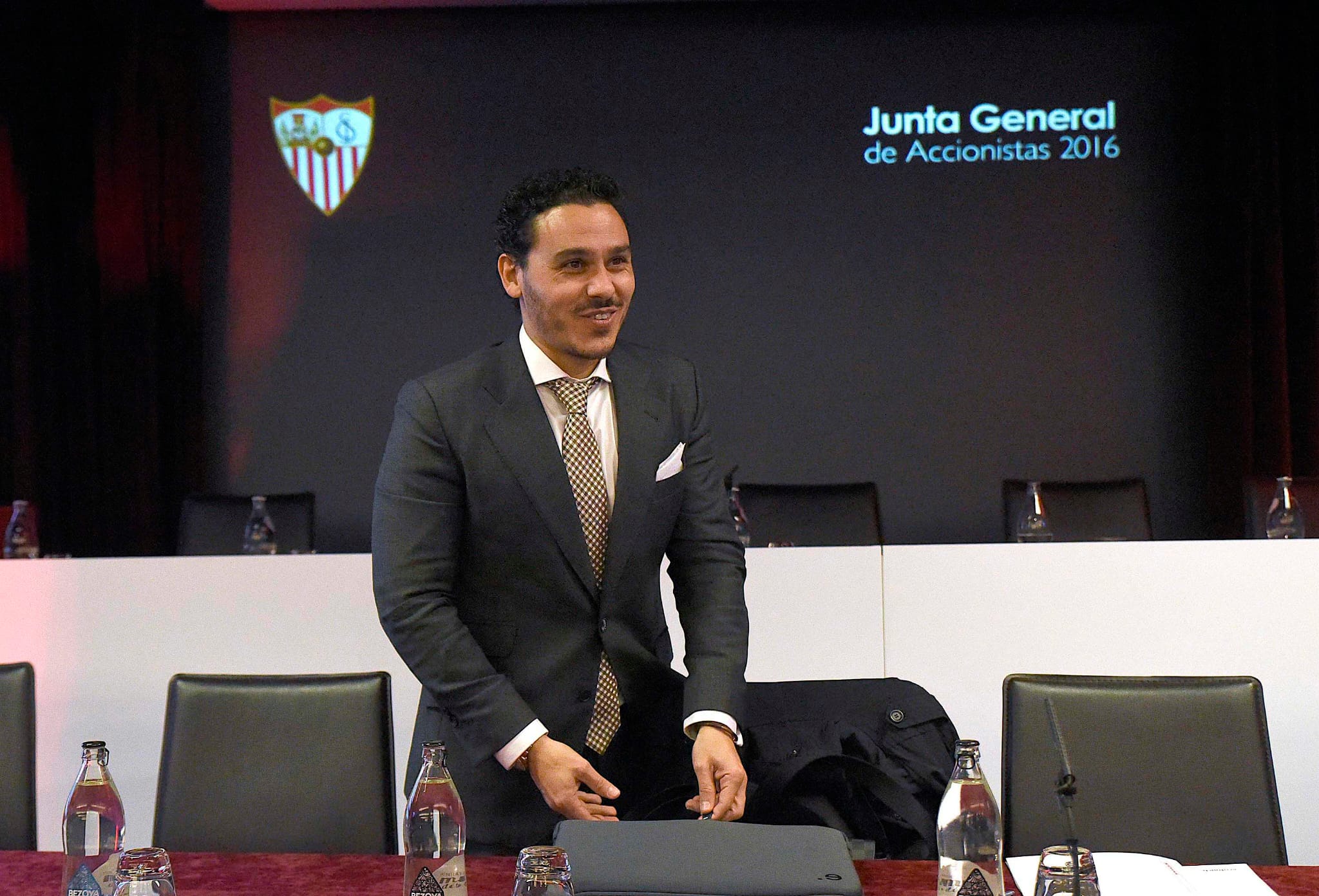 El Sevilla oficializa un crédito de 108 millones