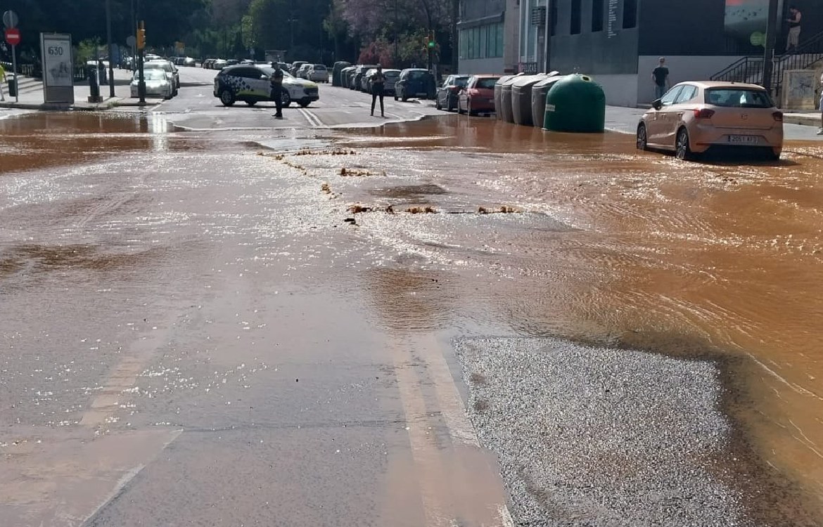 Una tubería rota corta hasta el domingo el tráfico en la avenida de la ...