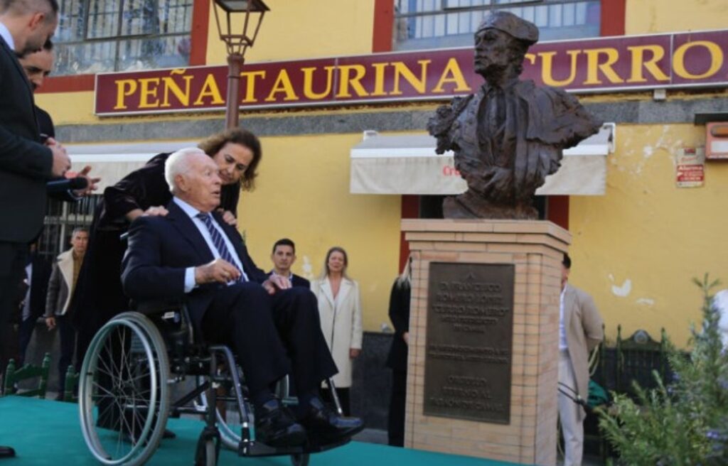 Curro Romero, emocionado en la inauguración de su busto en Camas