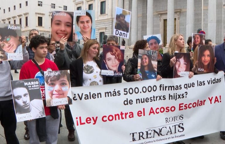 La familia de Sandra Peña asiste a una protesta contra el acoso frente ...