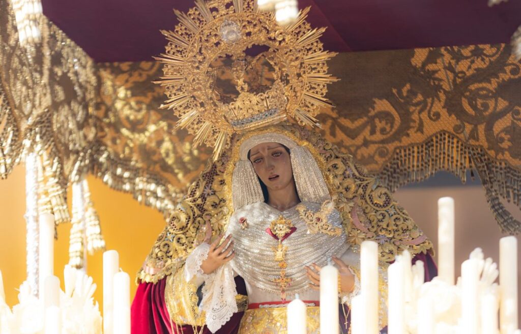 Viernes de Dolores, los primeros capirotes cruzarán las calles de Sevilla